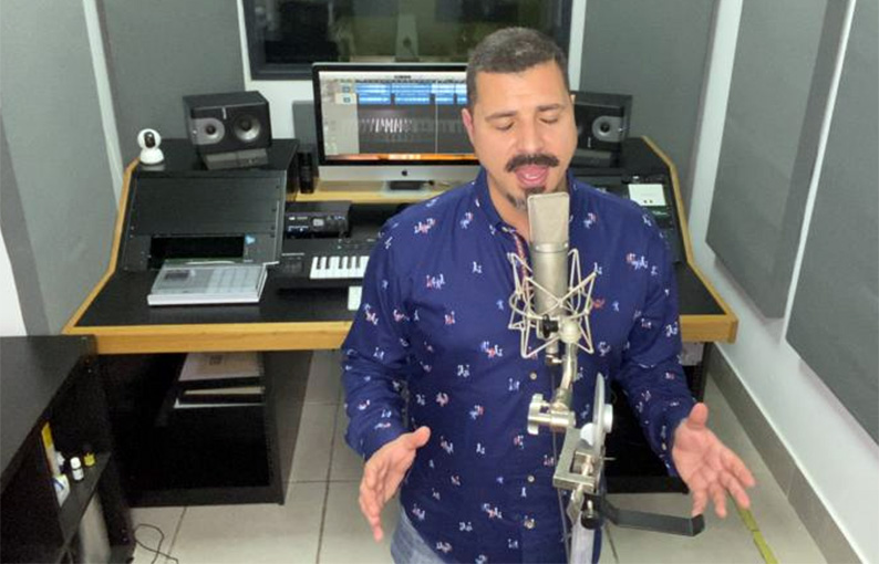 David Alma: Presentó en videoclip a un simpático Superhéroe que pasa ...